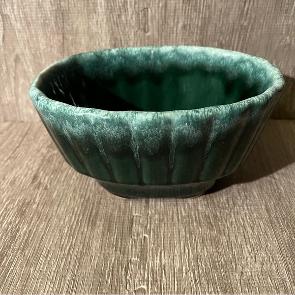 hull | Accents | Hull Green Drip Pottery Planter 79 Usa Pottery Vintage ...